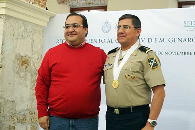 Entrega Javier Duarte, Medalla Veracruz, al general Genaro Fausto ...