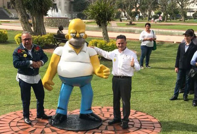 Estatua de Homero Simpson en honor al actor de doblaje - Al Calor Político