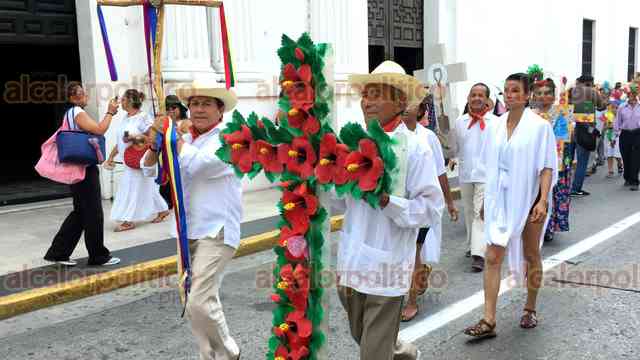 En Veracruz puerto, artistas mantienen viva tradición de la Santa Cruz ...