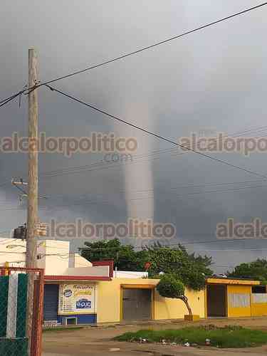 Tromba marina azota Coatzacoalcos; deja daños - Al Calor Político
