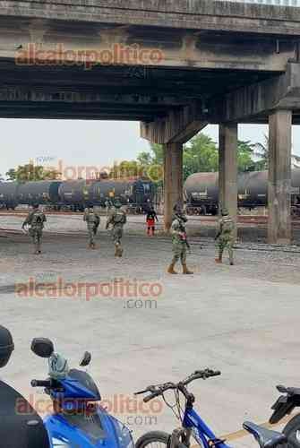 Marina toma control de instalaciones de Ferrosur en Coatzacoalcos - Galería - alcalorpolitico.com