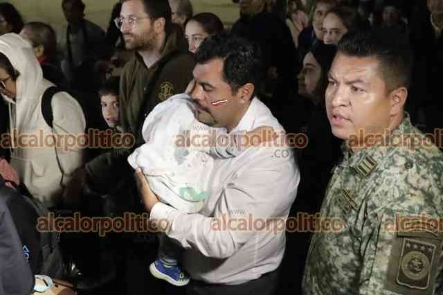 Aterriza en México primer avión de la Fuerza Aérea con 135 connacionales rescatados de Israel ...