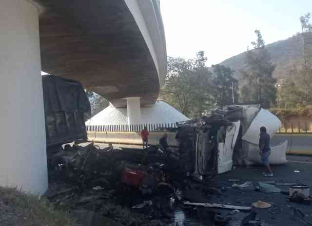 Tráiler se fue contra base de puente, en autopista de Mendoza - Al ...
