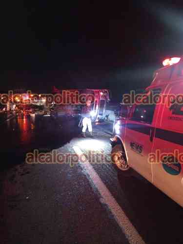 Chofer herido y rapiña deja volcadura de camión en el libramiento de Xalapa - Al Calor Político
