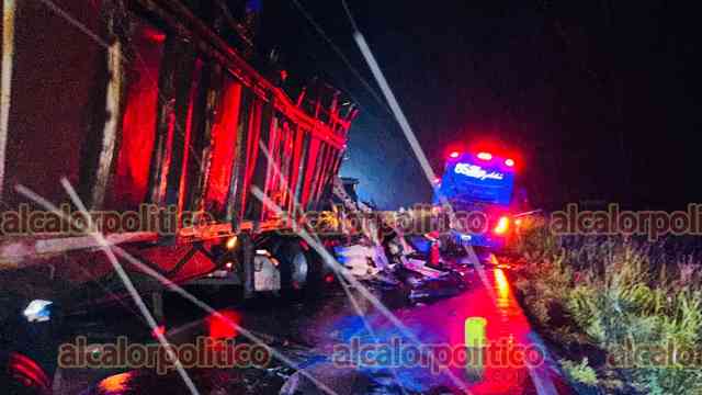 Tráiler se estrelló con autobús de ADO, en Minatitlán - Al Calor Político