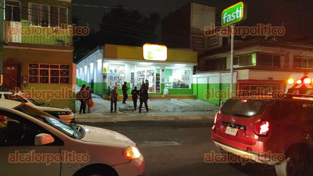 Tras disparar y herir a empleado, asaltante es sometido por un cliente ...