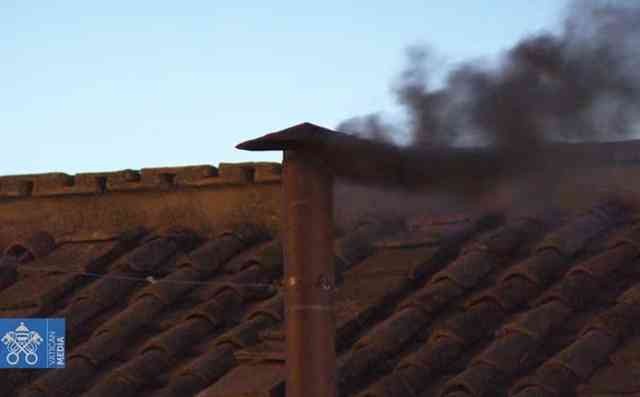 Humo negro en el Vaticano: aún no hay nuevo Papa - Al Calor Político