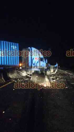 Tráiler sin control choca contra muro divisorio de autopista, en Tlacolulan - Al Calor Político