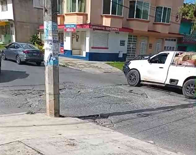 Exhiben mal estado del pavimento en crucero del INFONAVIT Sumidero, en ...
