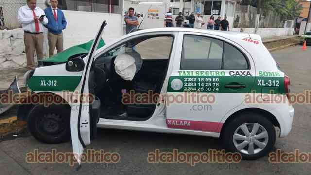Taxista sufre malestar, pierde el control y choca contra poste, en ...
