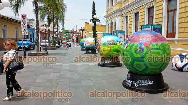Balones monumentales adornan el Paseo Colón, en Orizaba - Al Calor Político